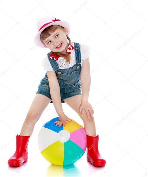 Glad Tjej I Shorts Mössa Och Gummi Stövlar Spela Boll — Stockfotografi