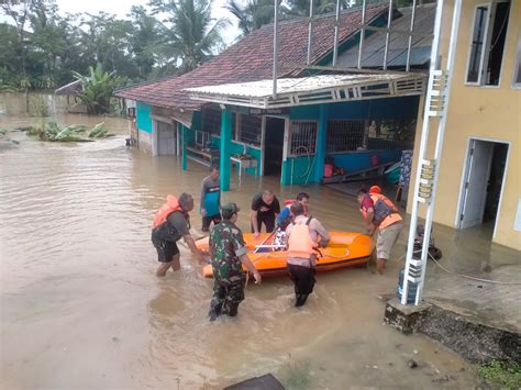 Bpbd Banten Terjunkan Tim Tangani Banjir Dan Longsor Di Lebak Dan