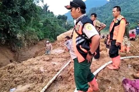 Tim Sar Lanjutkan Pencarian Korban Hilang Tertimbun Longsor Di