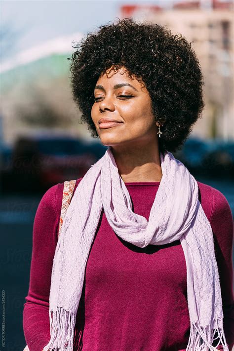 «black Woman Enjoying A Sunny Day In The Street Del Colaborador De