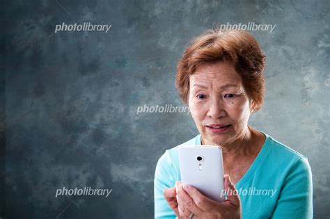 スマートフォンと高齢者女性 写真素材 [ 4115174 ] フォトライブラリー Photolibrary