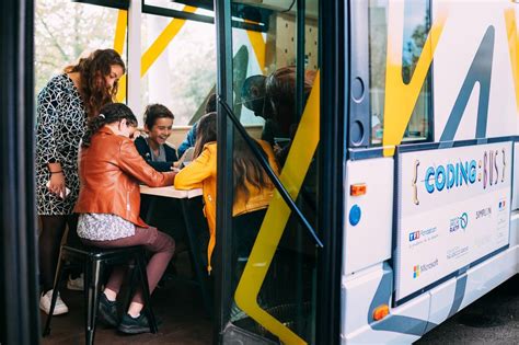 un bus pour apprendre le code informatique aux enfants libération