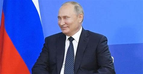Vladimir Putin Appears Bloated And Shaky At Russian Awards Ceremony