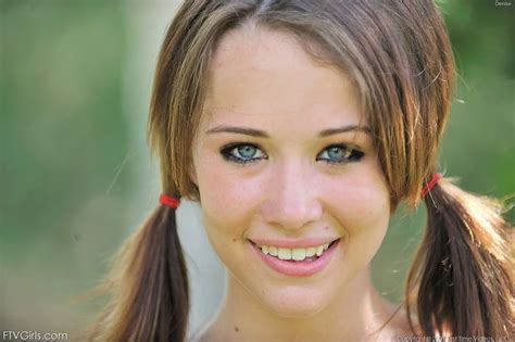 Femme Yeux Nattes Ftvgirls Magazine Denise Ftvgirls Fait Face 1600x1064