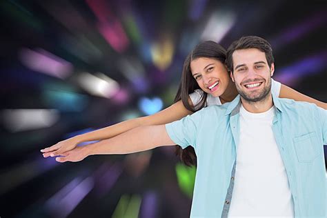 صورة مجمعة لرجل بهيج يحمل صديقته الجميلة في رحلة على الظهر صورة الخلفية