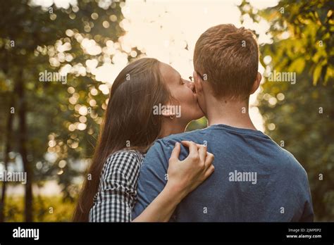 Junge Und Mädchen Küssen Fotos Und Bildmaterial In Hoher Auflösung
