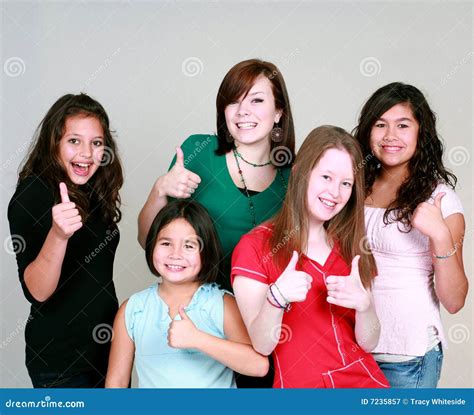 Muchachas Adolescentes Con Los Pulgares Para Arriba Imagen De Archivo