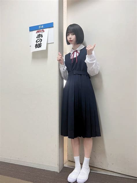 【画像】制服姿でお菓子を食べてる女の子 ネギ速