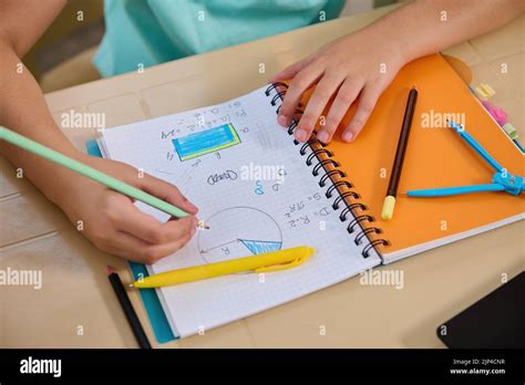 Vista Superior De Un Copybook De Matemáticas Y Una Mano De Un