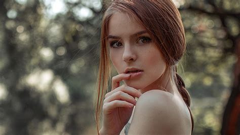 Wallpaper Brunette Women Outdoors Braids Finger On Lips Brown
