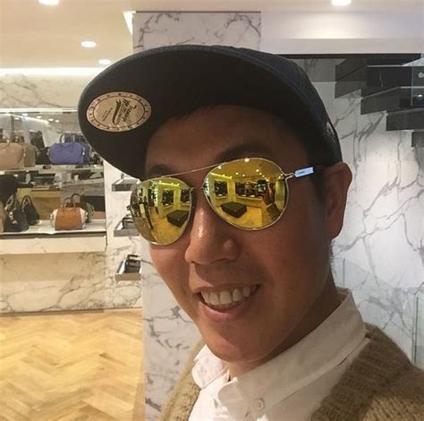 김영철 노랑 선글라스로 잇몸 미소 “힘을 내요 옐로 파월”｜스포츠동아