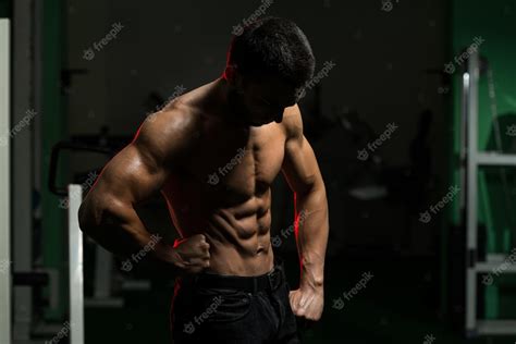 Hombres Musculosos Jóvenes Flexionando Los Músculos Abdominales Foto