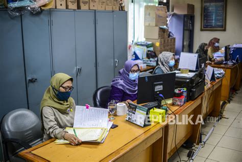 Hari Pertama Kerja Pns Pascalibur Lebaran Republika Online