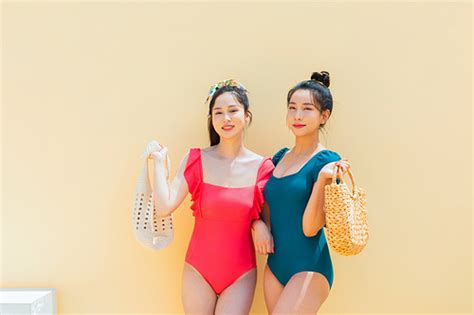 유토이미지 바캉스 여행 수영복 입고 웃고 있는 사진 이미지