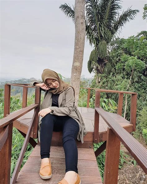Gambar Mungkin Berisi 1 Orang Duduk Sepatu Pohon Dan Luar Ruangan