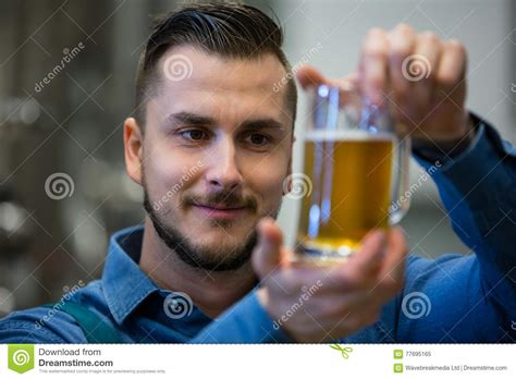 Primer De La Cerveza De La Prueba Del Cervecero Imagen De Archivo