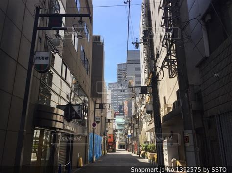 路地裏のビル群の写真・画像素材[1392575] Snapmart（スナップマート）