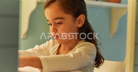 ايماءات تدل على التركيز والتفكير بالإجابة، القيام بتأديه الواجبات