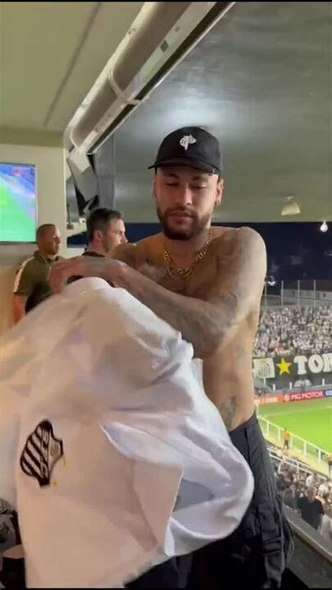 Em Recuperação De Cirurgia Neymar Vai à Vila Ver Jogo Do Santos Na