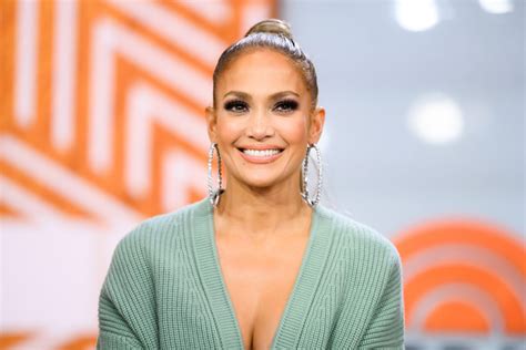 Jennifer Lopez Shows Off Her Curves In A 400 Bikini