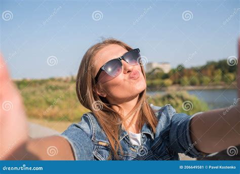 ładna Blondynka Robi Selfie Pokazuje Pocałunek Obraz Stock Obraz