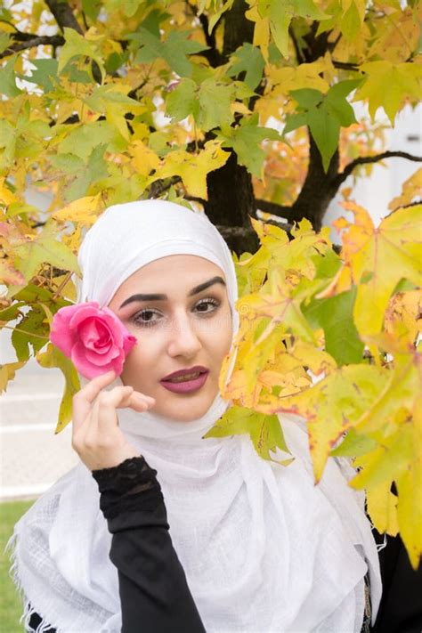 Belle Femme Musulmane Avec Le Hijab Image Stock Image Du Couleurs