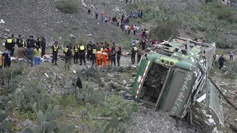 Al Menos 24 Muertos Tras Caer Un Autobús Por Un Barranco En Perú