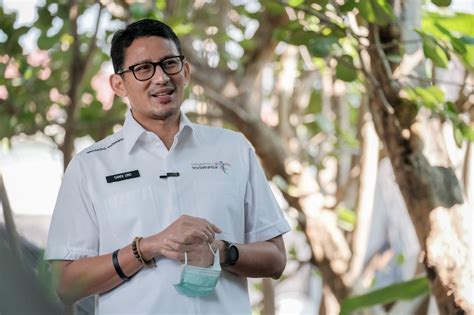Menteri Pariwisata Dan Ekonomi Kreatif Mengenakan Seragam Wonderful