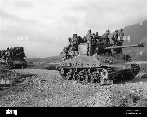 Guerra De Corea 1951 Infantería Turca En Us M4 Tanque Fotografía De