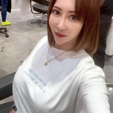 沢田麗奈さんのインスタグラム写真 沢田麗奈instagram 「ー お久しぶりで ございます。 髪をカットしました💇‍♀️ いろいろ運気