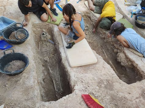 Descubrimiento De Tumbas Durante Las Excavaciones En La Pobla De Ifach