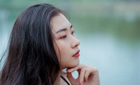 무료 이미지 흐림 흐린 배경 닫다 얼굴 여자 초점 소녀 잔디 옥외 공원 사람 사진 촬영 예쁜 붉은