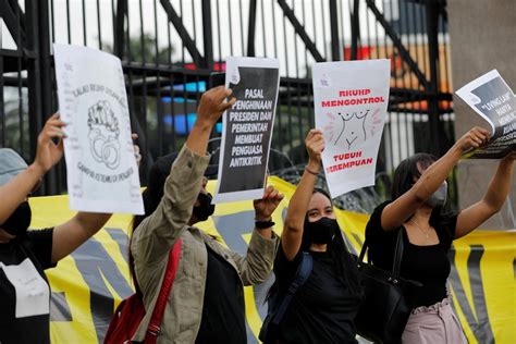 Indonesia Passes New Criminal Code Banning Sex Outside Marriage Heres