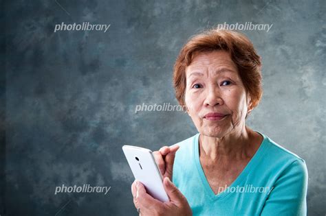 スマートフォンと高齢者女性 写真素材 [ 4115192 ] フォトライブラリー Photolibrary