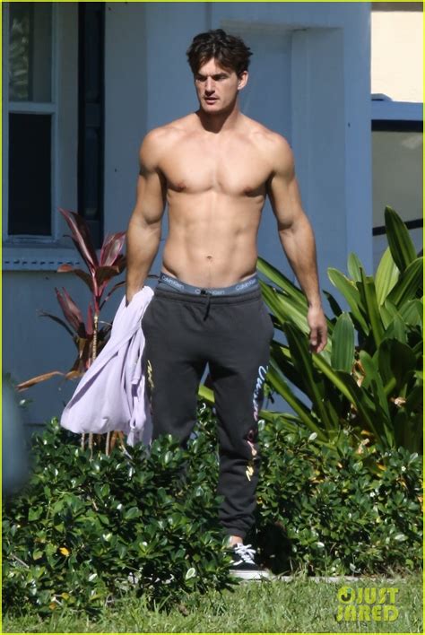 Tyler Cameron Flaunts His Buff Body Shirtless In Miami Photo 4506762