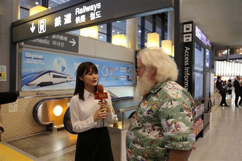 テレビ東京「youは何しに日本へ？」で訪日外国人にインタビューする乃木坂46・生田絵梨花（左）（c）テレビ東京 ― スポニチ Sponichi