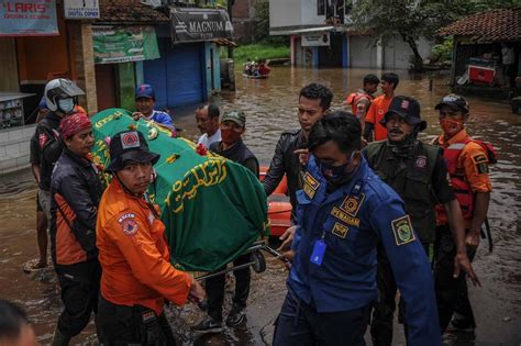 Foto Terjebak Banjir Jenazah Ini Dievakuasi Pakai Perahu Karet