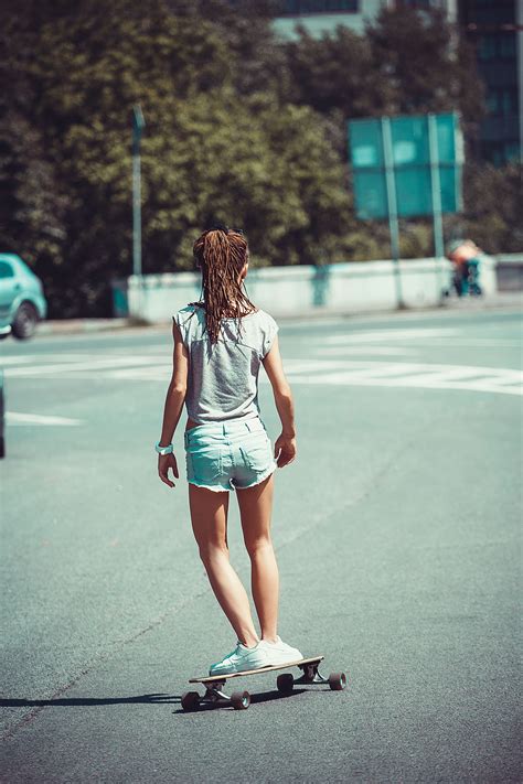 무료 이미지 소녀 여자 머리 도로 거리 스케이트 보드 모델 봄 청소년 유행 푸른 의류 헤어 스타일 롱