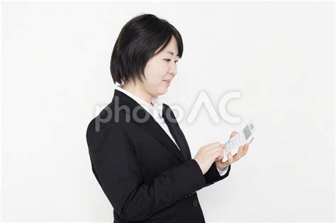 電卓を持ったスーツを着た女性 No 3235744｜写真素材なら「写真ac」無料（フリー）ダウンロードok