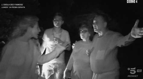 Isola Dei Famosi 2023 Scoppia La Prima Lite Scintille Nella Notte