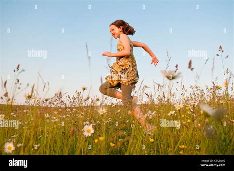 Fille Courir Dans Le Champ De Fleurs Photo Stock Alamy