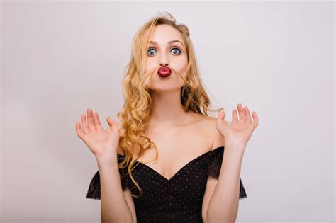 Closeup Portrait De Fille Blonde Sexy Avec Des Lèvres Sensuelles