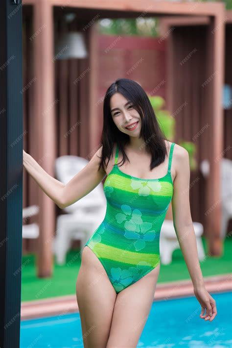 スイミングプールでのアジアのセクシーな女性の肖像タイはスリムな体型をしています健康な女性のコンセプトファッションビキニ夏 プレミアム写真