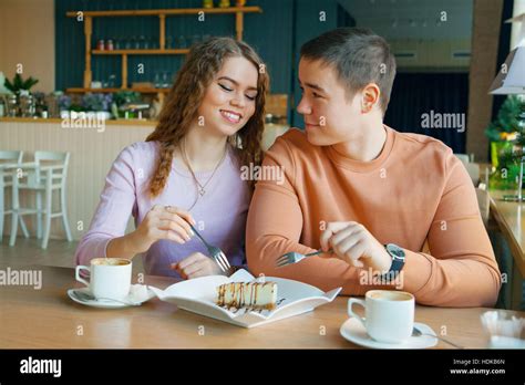 Zwei Junge Frauen Sitzen Im Cafe Stockfotos Und Bilder Kaufen Seite