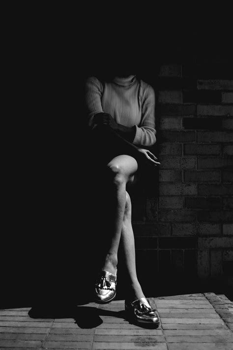무료 이미지 검정색과 흰색 화이트 사진술 좌석 어둠 검은 단색화 근육 공연 예술 스포츠 환대 사진 촬영
