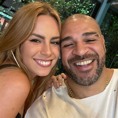 Terminou Adriano Imperador Apaga Fotos Com A Nova Namorada Famosidades