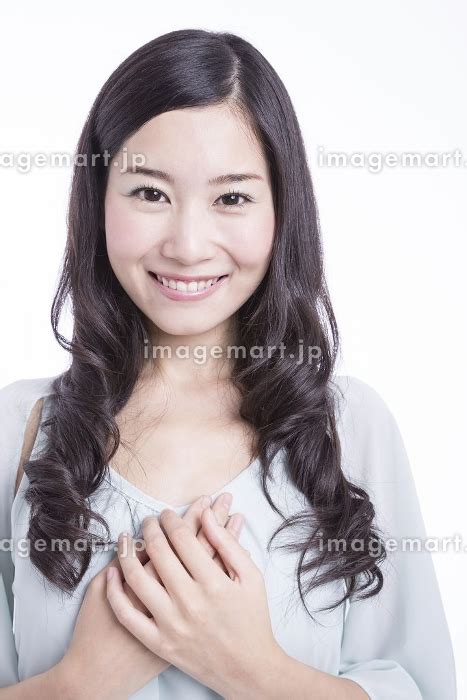 胸に手を当てる女性の写真素材 [24025303] イメージマート