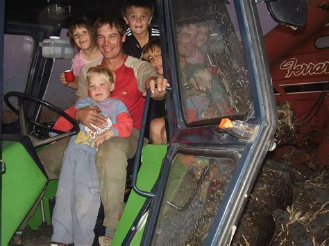 La Vida De Una Gaucha Bonaerense Llena De Coraje Es Tractorista Y Doma