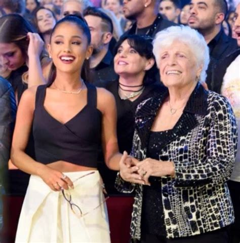 Ariana Nonna Her Mom At The Amas 2016 Ariana Grande Cute Ariana
