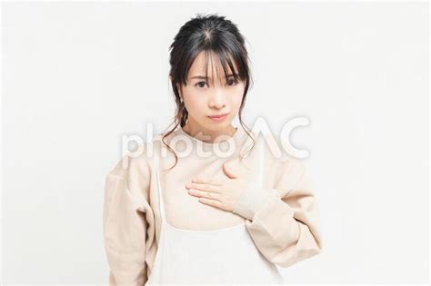 胸に手を当てる若い女性 No 4185898｜写真素材なら「写真ac」無料（フリー）ダウンロードok